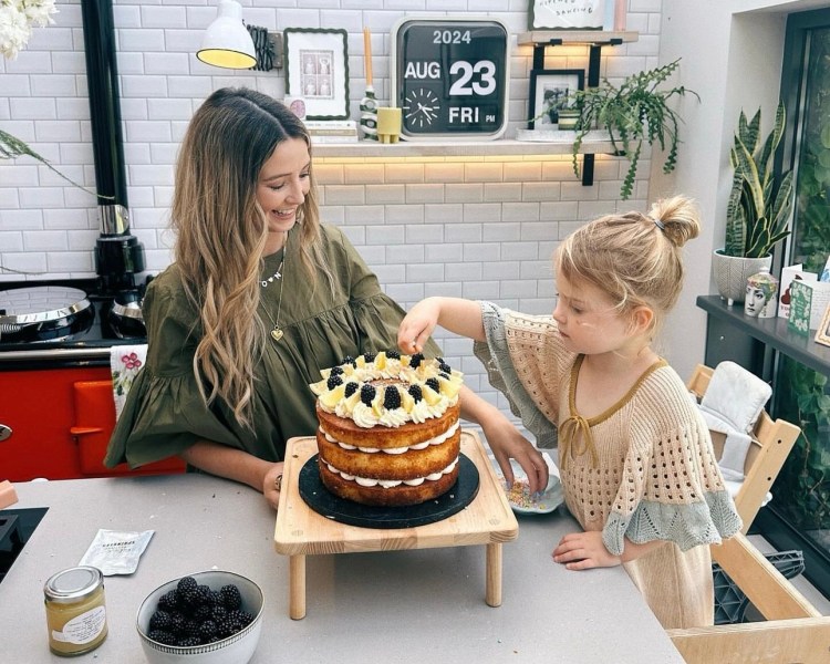 Zoe Sugg: The Comfort Person Of A Generation – ROARA Magazine