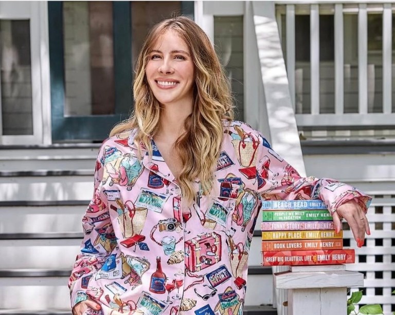 She Gets It: What The Girlies Are Reading This Summer – ROARA Magazine